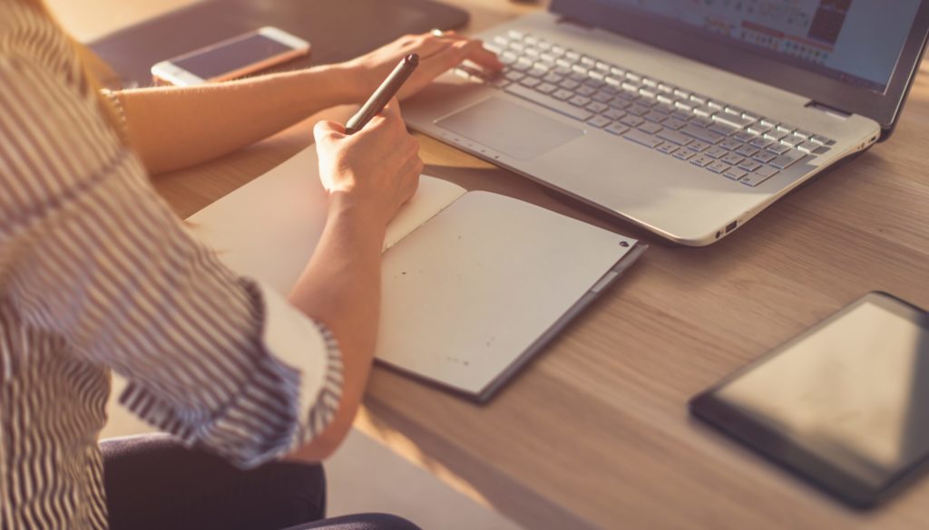 Practice Speaking the Dialogue: Apologizing - Learn English with lingoneo